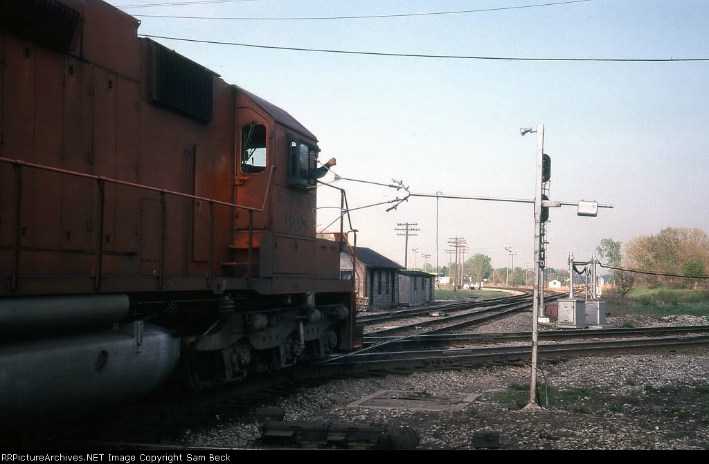 EJ&E 668 Picking Up Orders